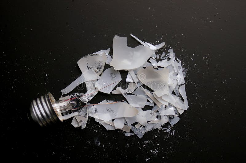 Lampadina rotta immagine stock. Immagine di ustione, filamento - 535699