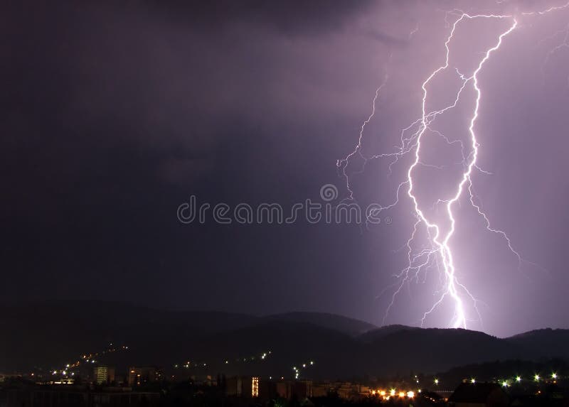 Lampo fotografia stock. Immagine di notte, colpire, lampo - 1090240