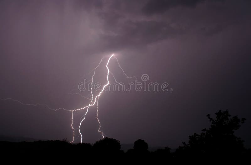 Lampo immagine stock. Immagine di scuro, lampo, calcolatore - 4615715