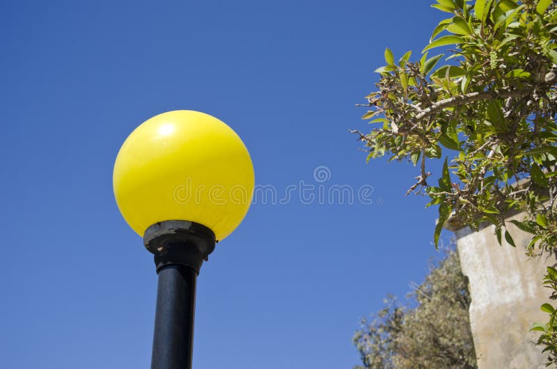 Lampost Amarillo En Una Calle Foto de archivo - Imagen de streetlight ...