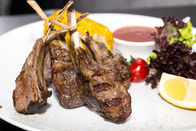 Lamsribben stock foto. Image of karamel, wortel, voorgerecht - 35010526