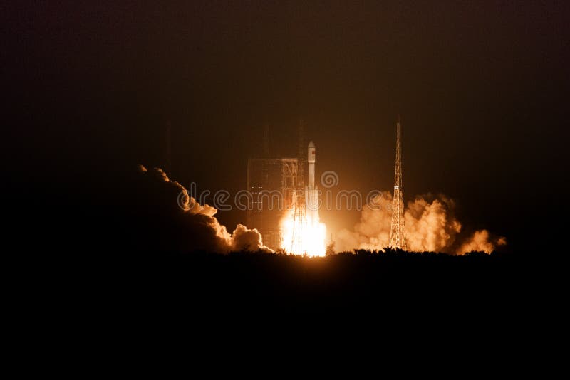 Lancio Di Razzo Dello Spazio Immagine Stock - Immagine di luce ...