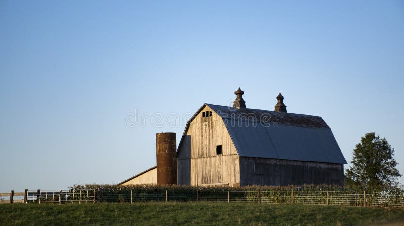 Rote Amish-Scheune stockbild. Bild von land, landwirtschaft - 162611271