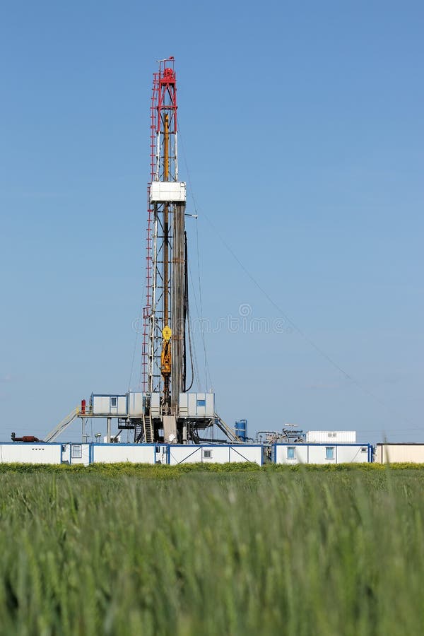 Land oil drilling rig stock image. Image of high, tower - 49534387