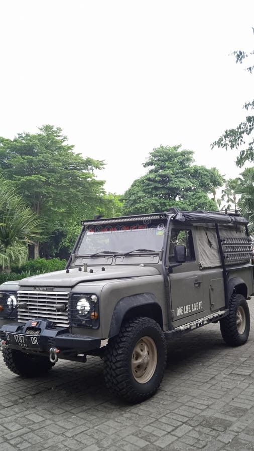 Land Rover Defender V8 editorial photo. Image of tiren - 269332396