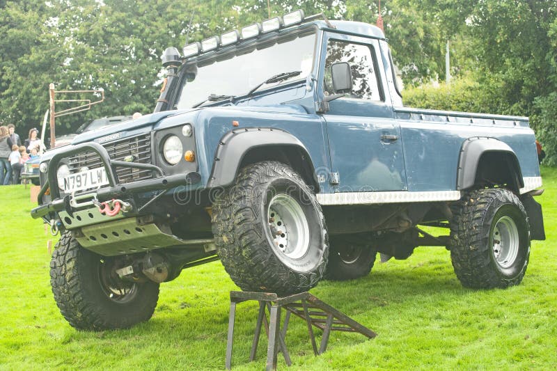 Land Rover Sur Le Chemin Forestier Image stock - Image du devon, pluie ...