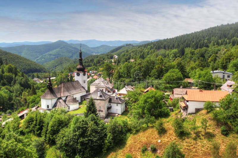 Slowakei-Dorf an Der Herbstsonnenunterganglandschaft Mit Haus- Plaveck ...