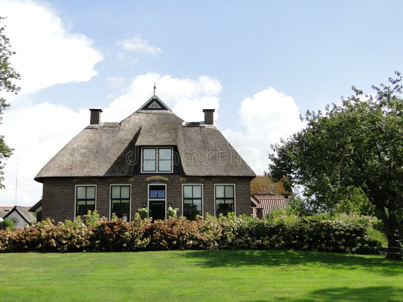 Landhaus in der Landschaft stockfoto. Bild von landschaft - 18007998