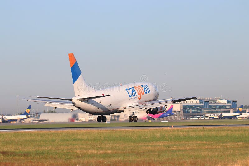 Landing Boeing Air Cargo 737 Editorial Stock Photo - Image of summer ...