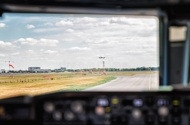 Landing Airliner editorial photography. Image of cloud - 102785222