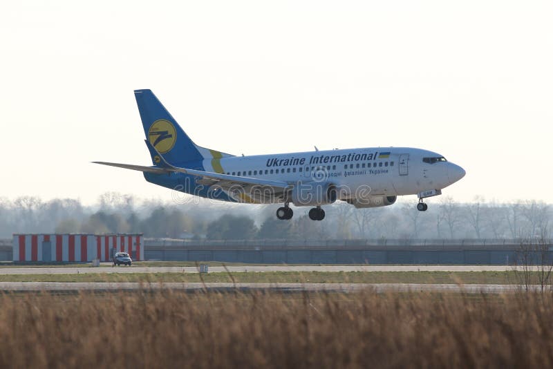 LandningUkraine International Airlines Boeing 737-500 Flygplan ...