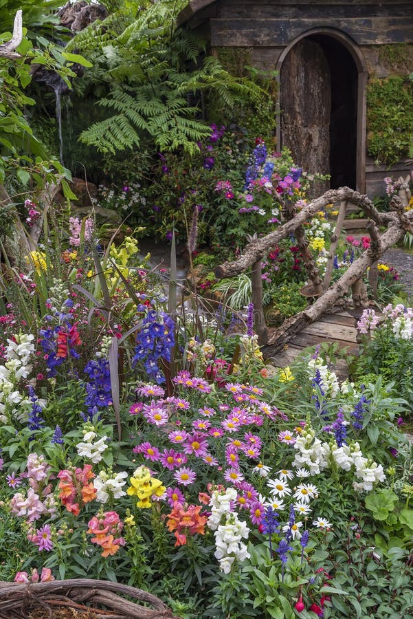 Landscaped backyard patio stock image. Image of shaded - 20282911