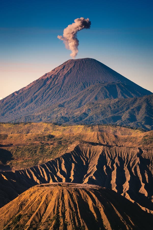 Berg Bromo-tengger Vulkan Und Dorf an Der Sonnenaufgangszene ...