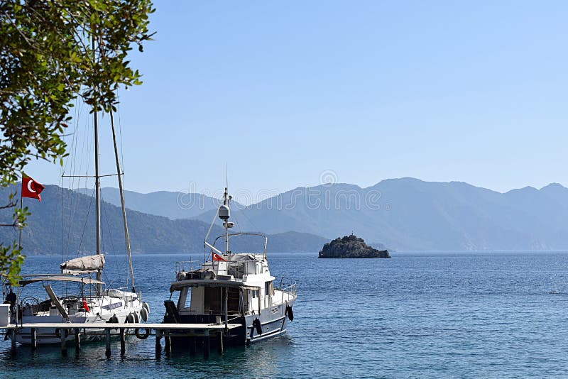 Landschaft Mit Einer Kleinen Insel Im Meer Stockfoto - Bild von ...