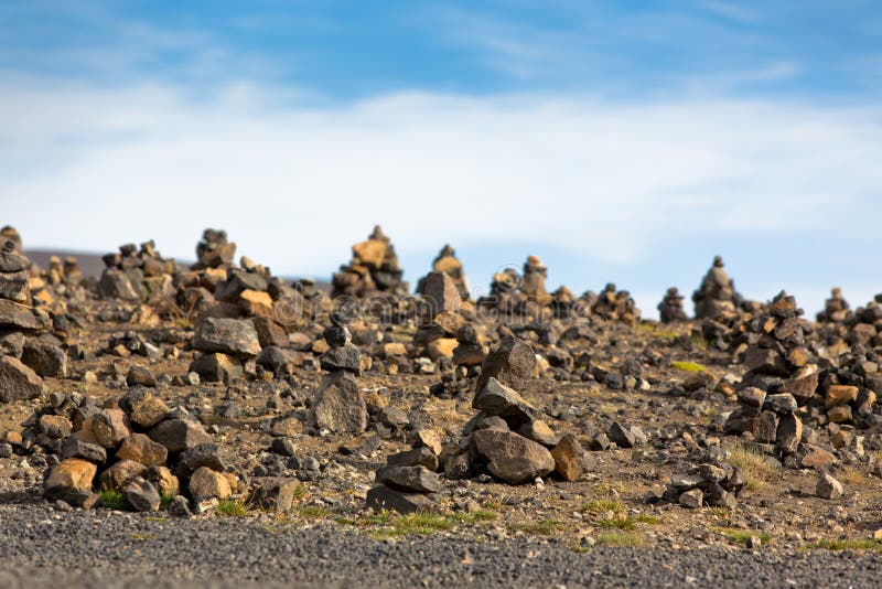 Landschaft Mit Pyramiden Von Den Steinen, Island Stockfoto - Bild von ...