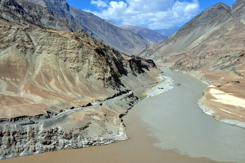 Landschap India - Ladakh Met Rivier Indus Stock Foto - Image of ...