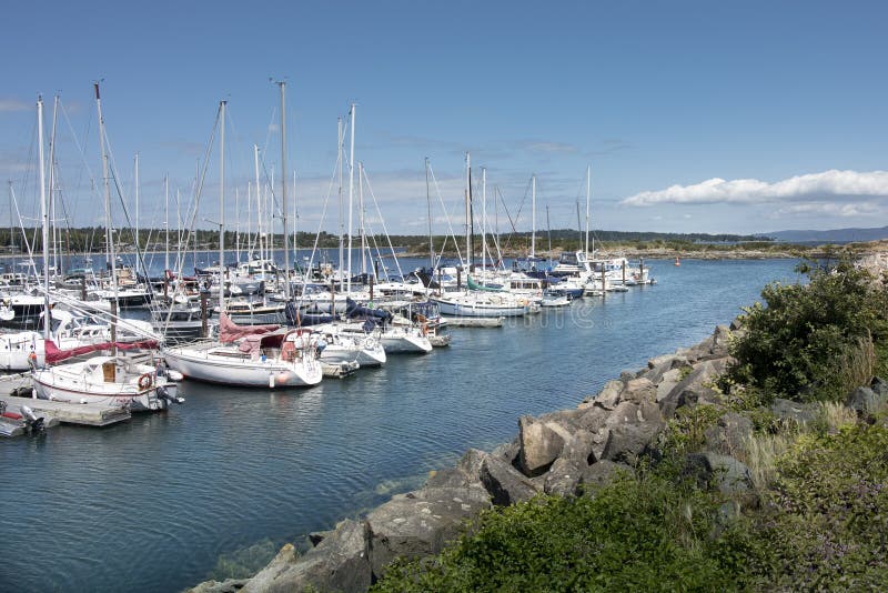 Landschap Met Boten En Bergen in De Oceanic Horizon Redactionele Foto ...