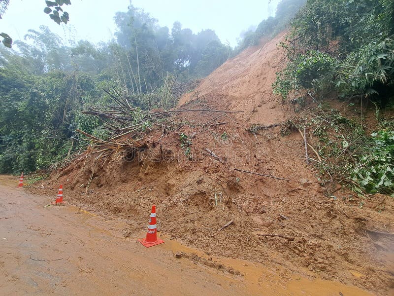 Landslides Due Heavy Rain Causing Traffic Problems Blocking Travel ...
