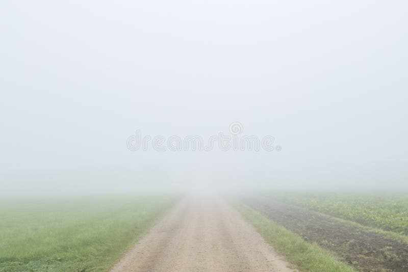 Landweg Met Mist Die Het Landschap Behandelen Stock Foto - Image of ...