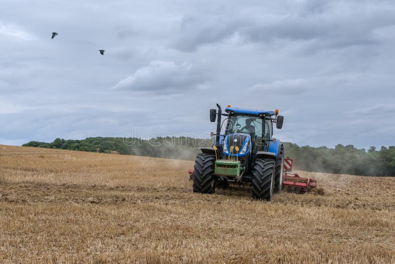 Landwirt bei der Arbeit stockfoto. Bild von bauernhof - 96952356