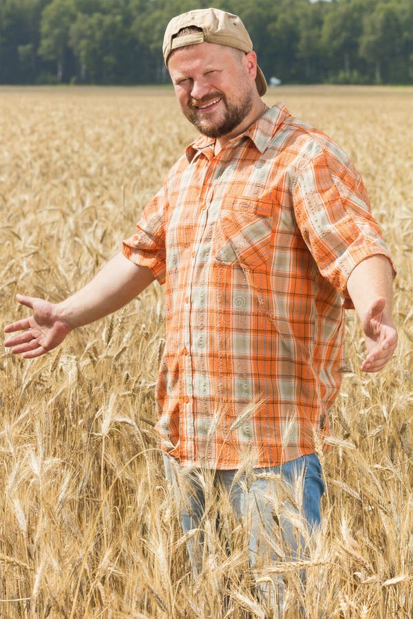 Landwirt in Der Kappe, Die am Feld Steht Stockfoto - Bild von ernte ...