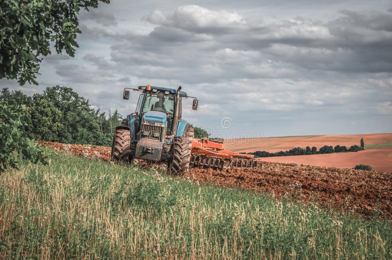 Landwirt Mit Traktor Auf Feld Stockfoto - Bild von industrie, fall ...