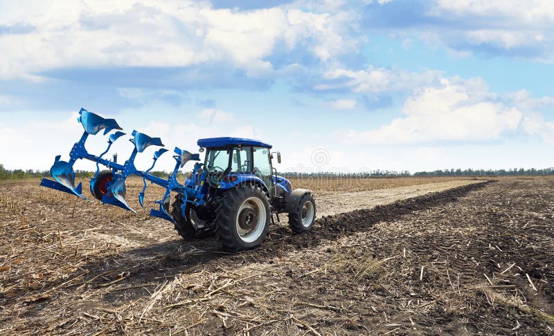 Landwirtschaftlicher Traktor Mit Pflug Stockfoto - Bild von land, masse ...