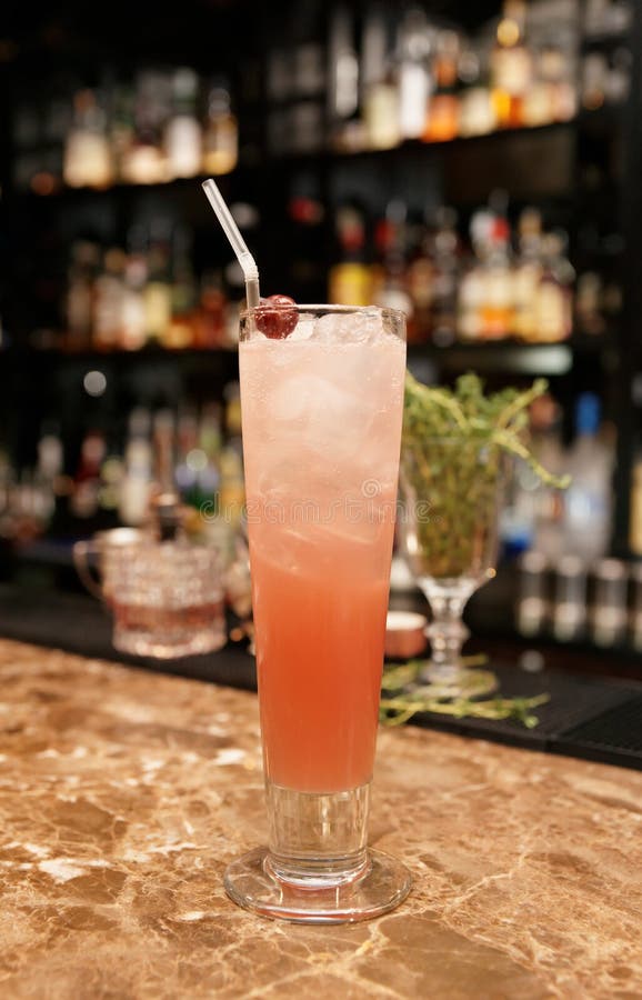 Lang Drink Cocktail Op Barteller Stock Foto - Image of teller ...