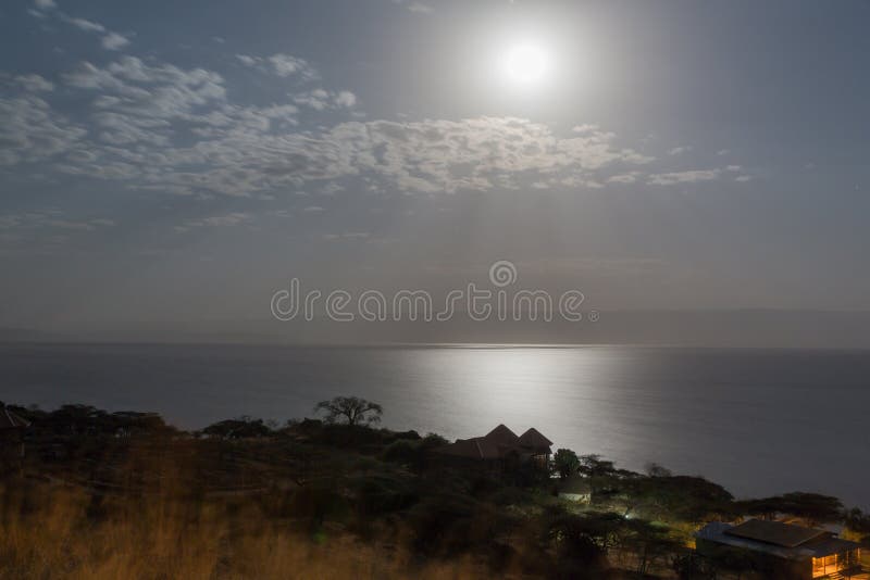 Langano Del Lago Acceso Dalla Luna Fotografia Stock - Immagine di ...