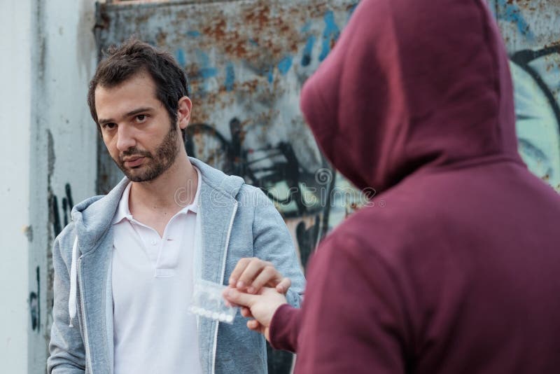 Langare Och Knarkare Som Utbyter Pengardrogen Arkivfoto - Bild av brott ...