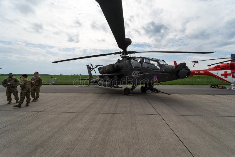 Hubschrauber Boeing AH-64D Saraf (Apache) Zeigte am Israelischen ...