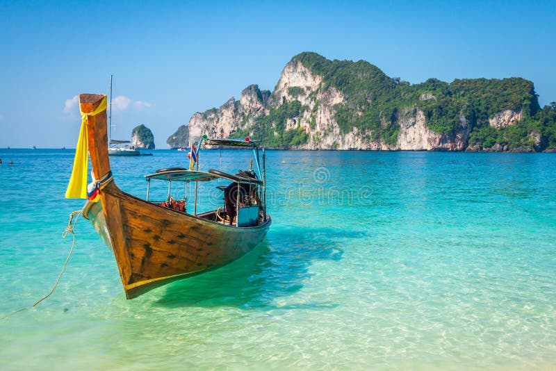 Lange Boot En Tropisch Strand, Andaman-Overzees, Phi Phi Islands ...