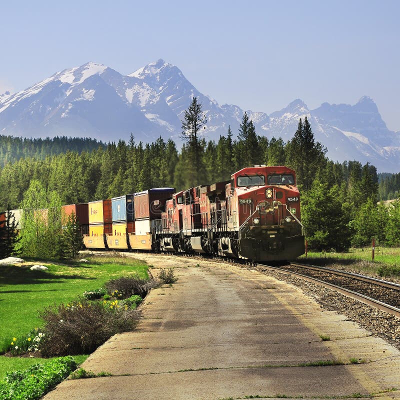 Goederentrein Van Canadese Vreedzame Spoorweg Redactionele Foto - Image ...