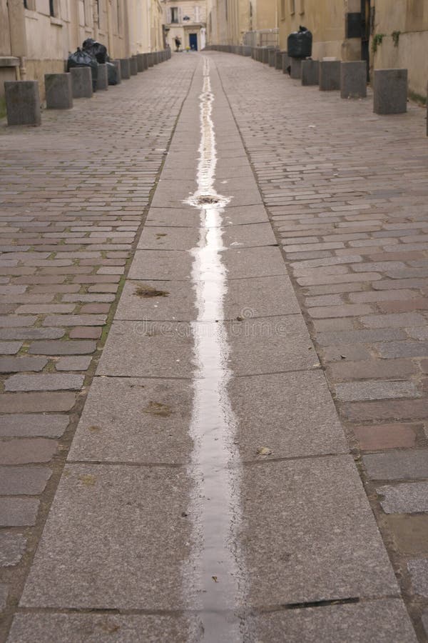 Lange Goot Bij Rollin-straat in Parijs Stock Foto - Image of bestrating ...