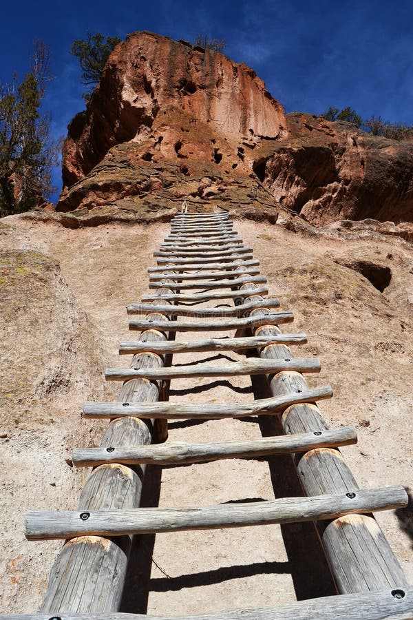 Lange Ladder Tot Cliff Dwelling Stock Afbeelding - Image of steen ...