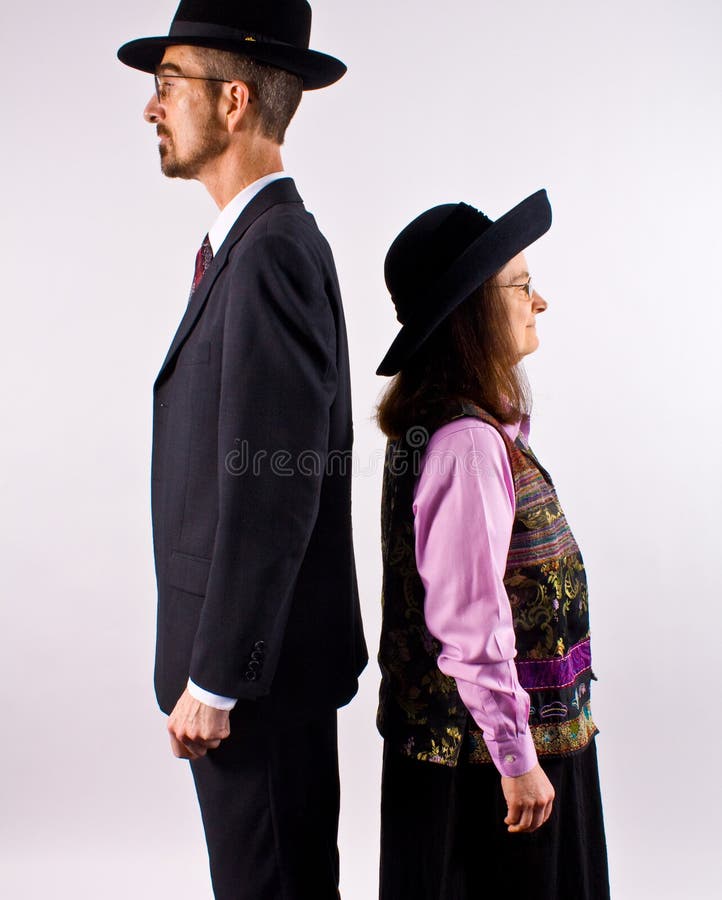 Een Korte Vrouw Staat Op Tiptoes En Toont De Lengte Van De Lange Man ...