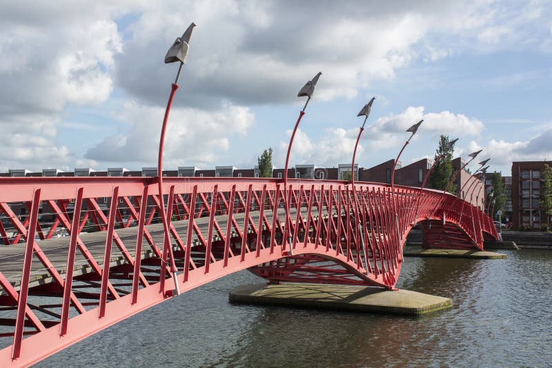 Lange Rode Moderne Brugpython in Amsterdam in De Dag Stock Afbeelding ...