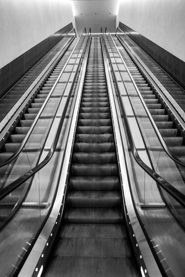 Lange Rolltreppen Zu Eriwan-Metro Stockfoto - Bild von perspektive ...