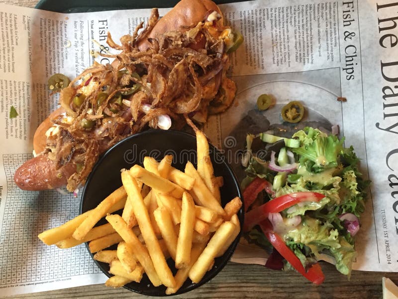 Lange Wurst Des Fußes Mit Chips Und Salat Redaktionelles ...