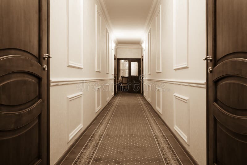 Schöner langer Flur stockbild. Bild von hotel, bild, teppich - 10782689