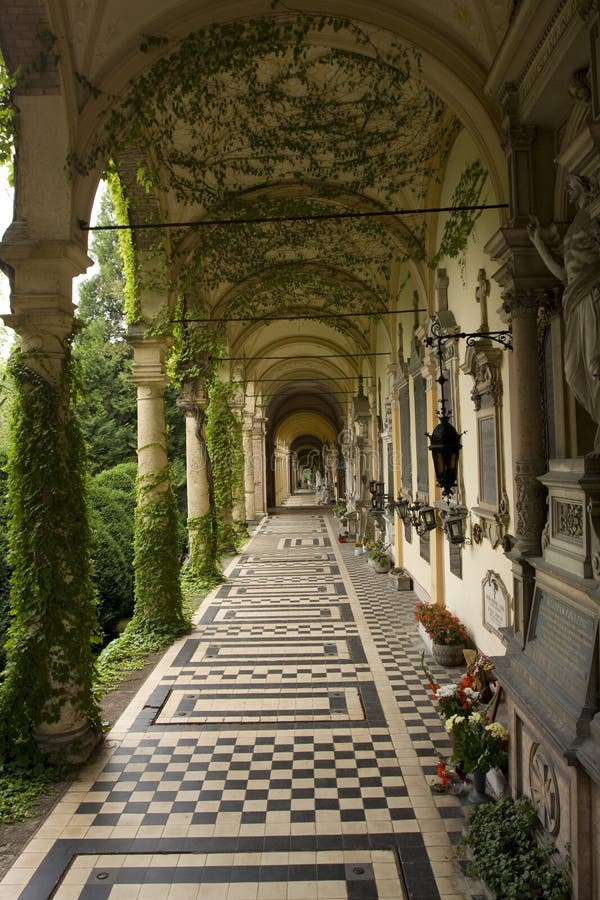 Langer Flur stockfoto. Bild von halle, treppen, flur, haus - 7096142