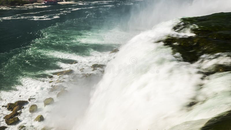 Der Starke Wasserstrom In Niagara Falls, Kanada Stockfoto - Bild von ...