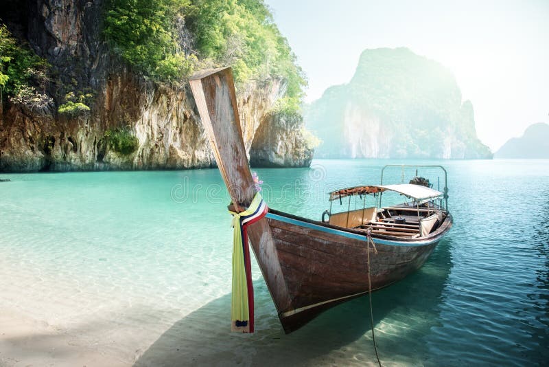 Langes Boot auf Insel stockfoto. Bild von koralle, tageslicht - 107520040