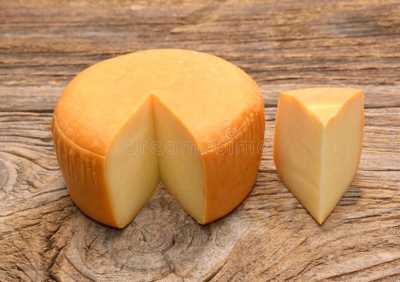 Hjul av traditionell ost arkivfoto. Bild av cirkel, cheddar - 93699082