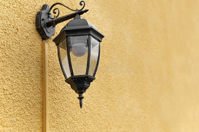 Lanterna Ao Estilo Antigo Na Parede. Imagem de Stock - Imagem de vidro ...