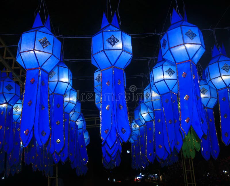 Lanterna Azul De Loikrathong Imagem de Stock - Imagem de lanterna ...