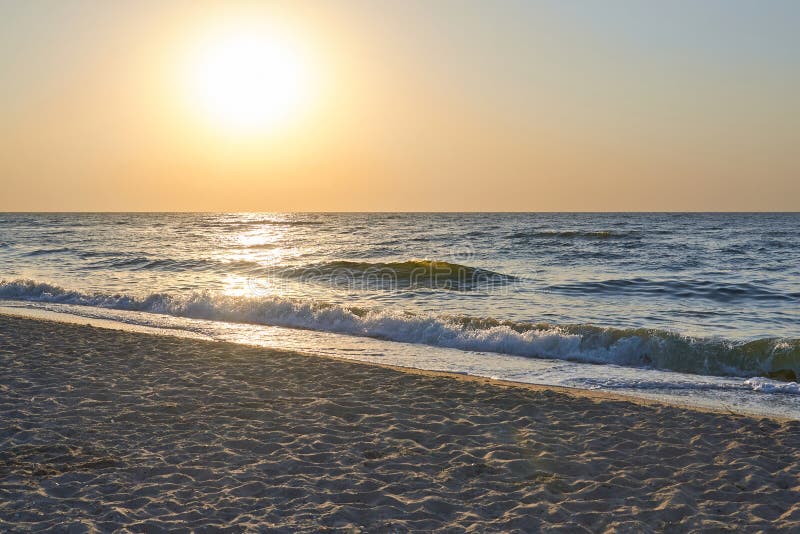 Lanzamiento De Sol Y Playa. Mar Tranquilo Imagen de archivo - Imagen de ...