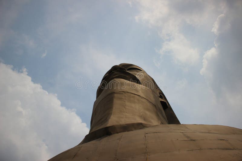 Laoding-Berg - Yandi-Bronzestatue Stockbild - Bild von karosserie ...