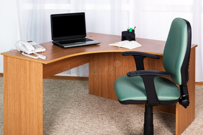 Neuer Laptop Auf Einem Schreibtisch Stockfoto - Bild von laptop, leder ...