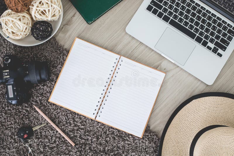 Laptop-Computer Kamera Und Kamera Auf Boden Stockbild - Bild von leben ...